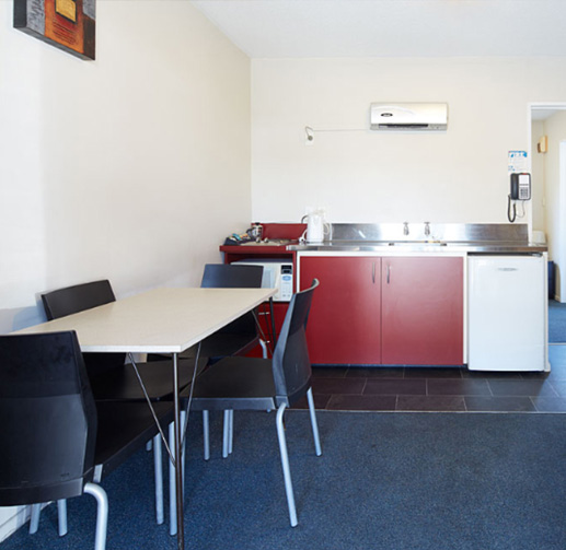 Kitchen with full cooking facilities and microwave – Aotea Motel